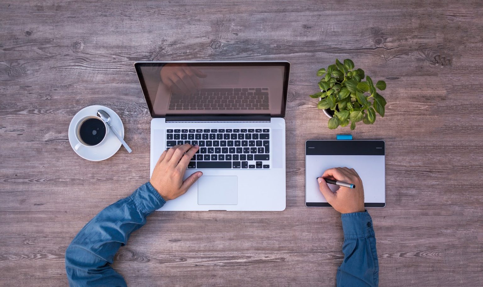 10 Tools and Accessories Every Graphic Designer Needs 10 Tools and Accessories Every Graphic Designer Needs